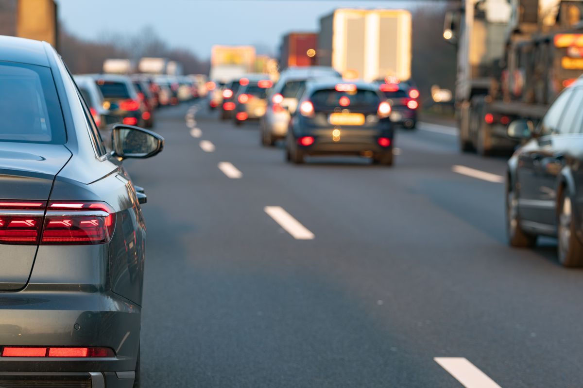 Man rijdt met shovel de Duitse snelweg op, maar zijn verklaring tegen ...