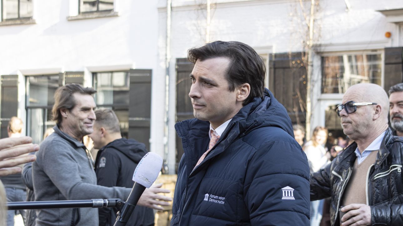 Thierry Baudet krijgt boete voor haring happen | Panorama