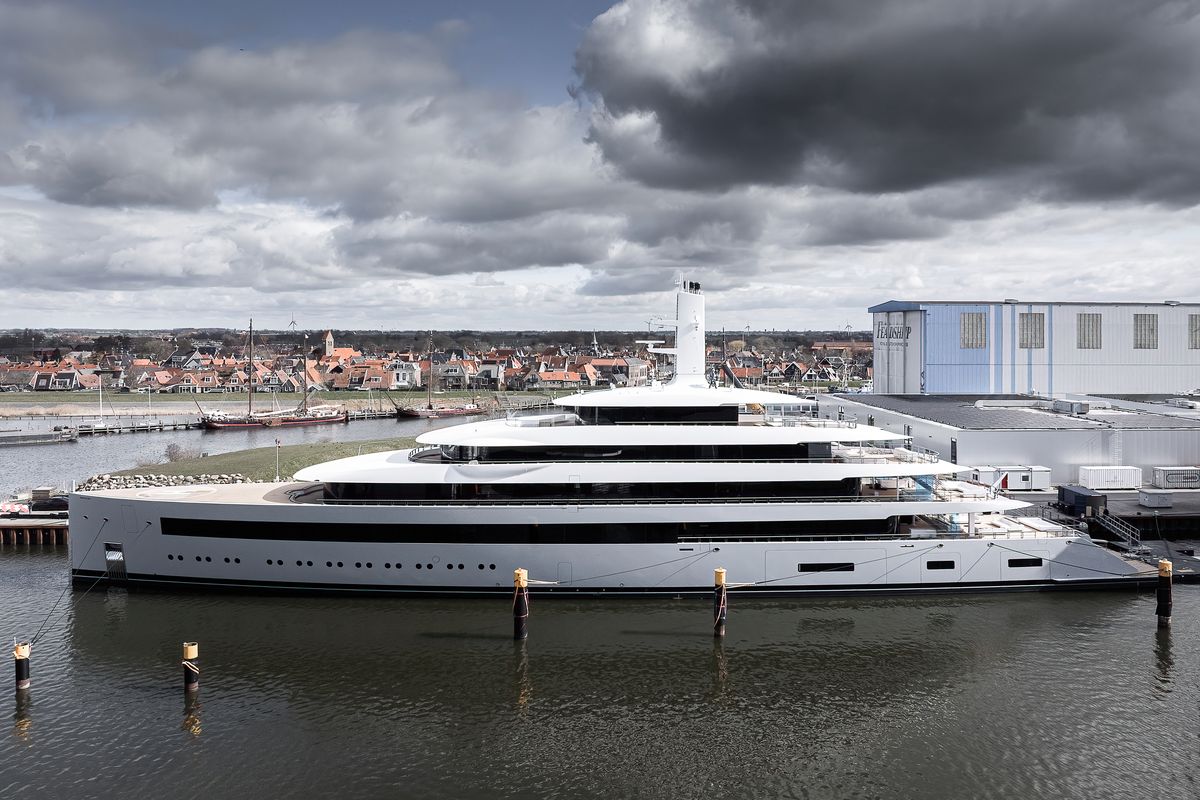 Nieuwe Feadship superjacht van 101 meter arriveert in Amsterdam: dit is ...