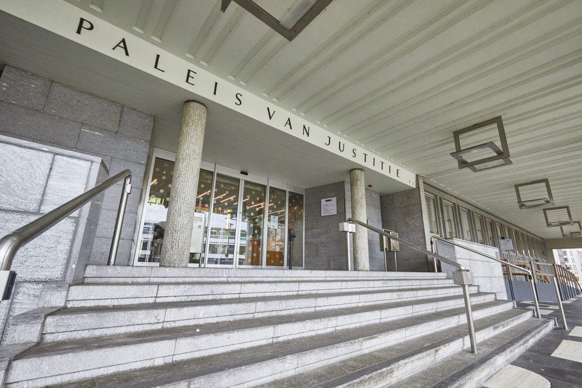 Roshin (28) werd door haar broer doodgestoken, terwijl haar dochtertje ...