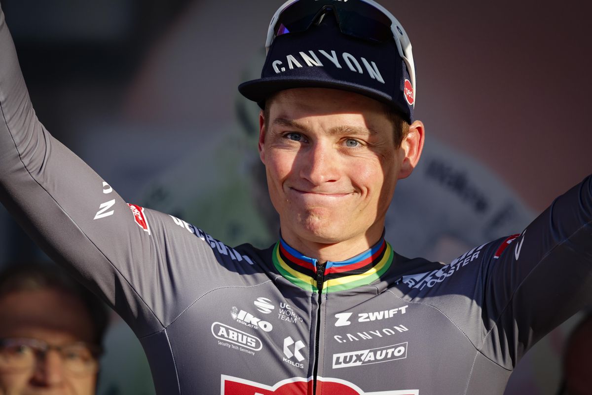 📸 Mathieu van der Poel rijdt Tirreno op spiksplinternieuwe Italiaanse ...