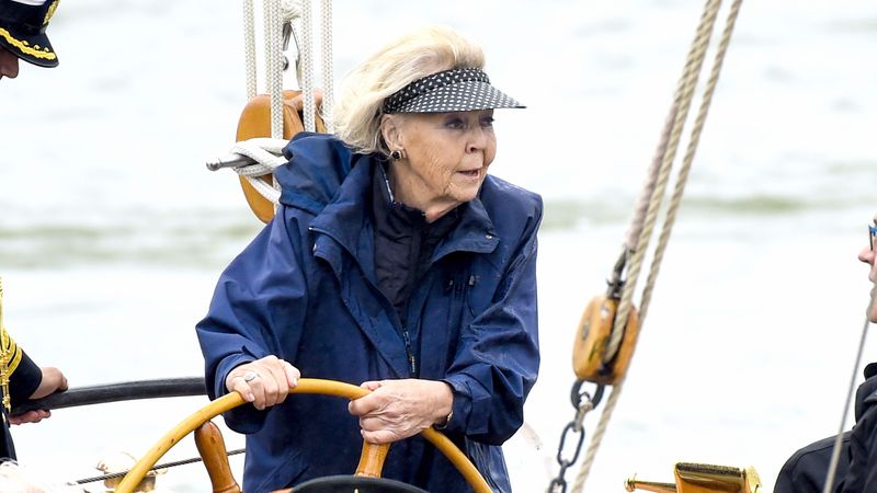 Het koninklijke zeiljacht Groene Draeck van prinses Beatrix vaart weer ...