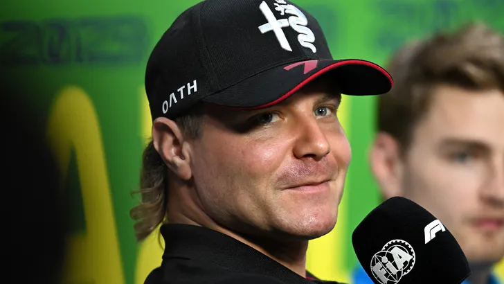 Valtteri Bottass met de billen bloot op nieuwe kalender | Autobahn