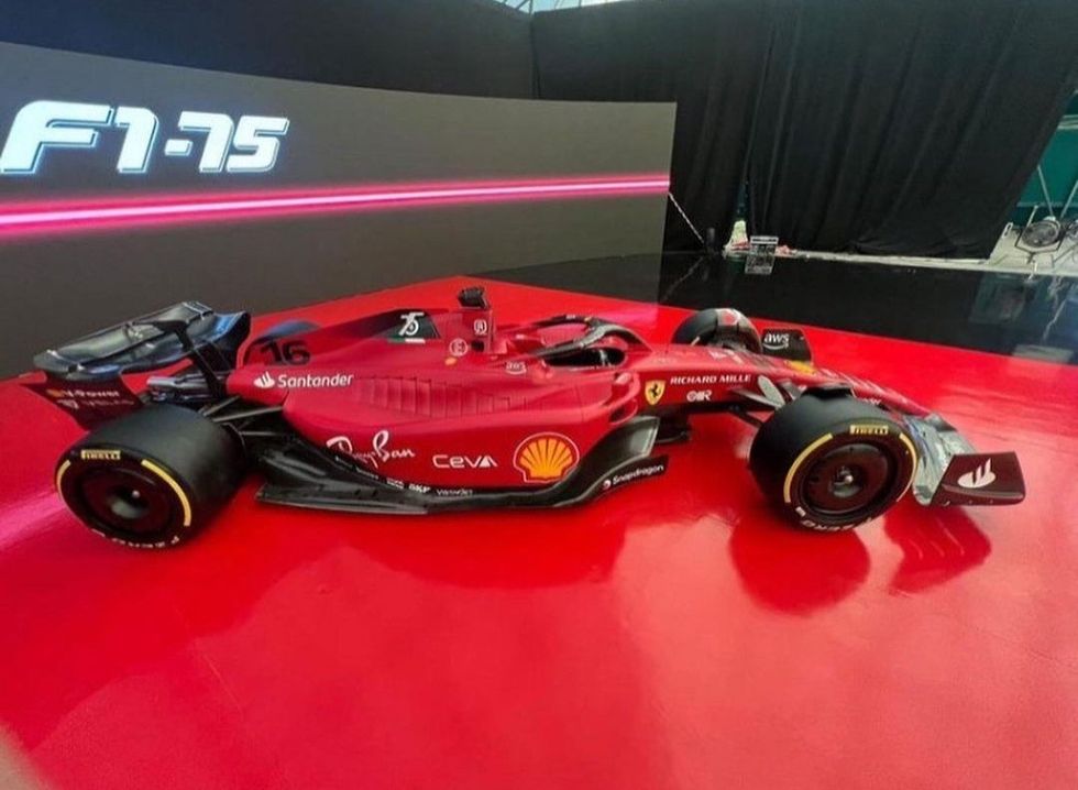 Dit zijn de officiële beelden van de nieuwe Ferrari F1-75 | Autobahn