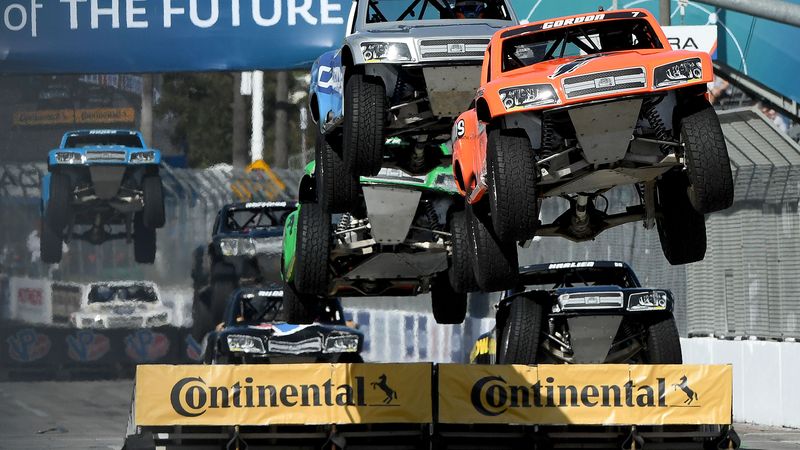 VIDEO. Stadium Super Trucks Race 1 2019 in Long Beach | Autobahn