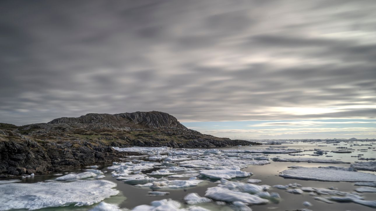 FOTO'S: piemelvormige ijsberg gespot in Noord-Atlantische Oceaan | Panorama
