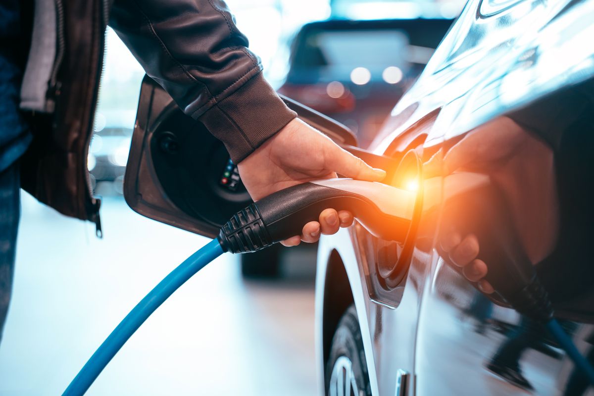 Accu leeg? Zó ver rijdt je elektrische auto nog met 0% batterij | Autobahn