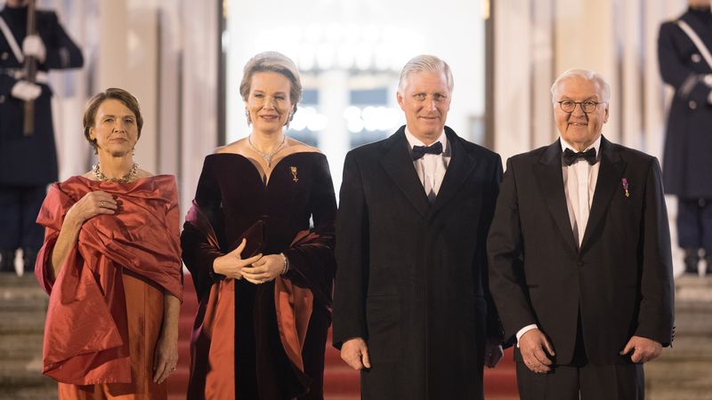 Koningin Mathilde in fluweel en oorbellen als lieve knipoog | Nouveau