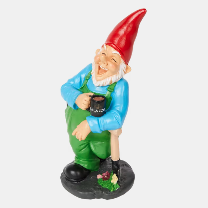 Voor bij de collectie: een tuinkabouter met een winkelmandje van de ...