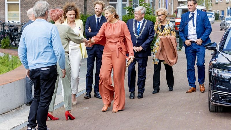 Máxima introduceert nieuwe manier van iets openen | Nouveau