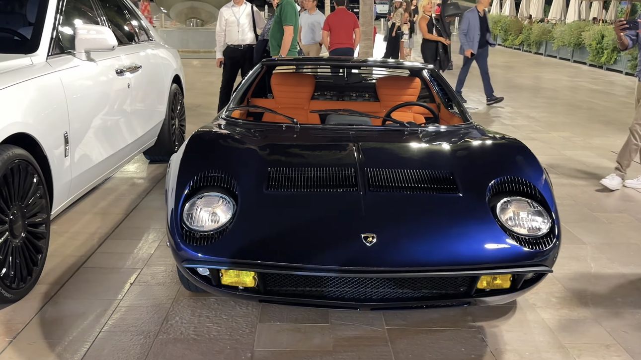 Lando Norris arriveert in stijl met beeldschone Lamborghini Miura ...