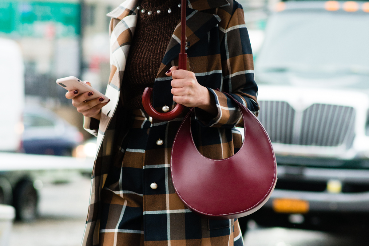 Weer zo’n slimme vondst van HEMA: deze rode tas is een modetopper – en ...