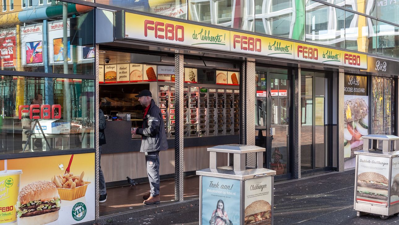 FEBO stapt over naar ‘alleen pinnen’ en snackers zijn woest | Panorama