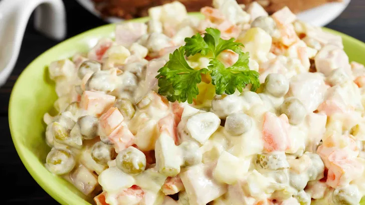 Oma's recept voor de lekkerste huzarensalade | Noorderland