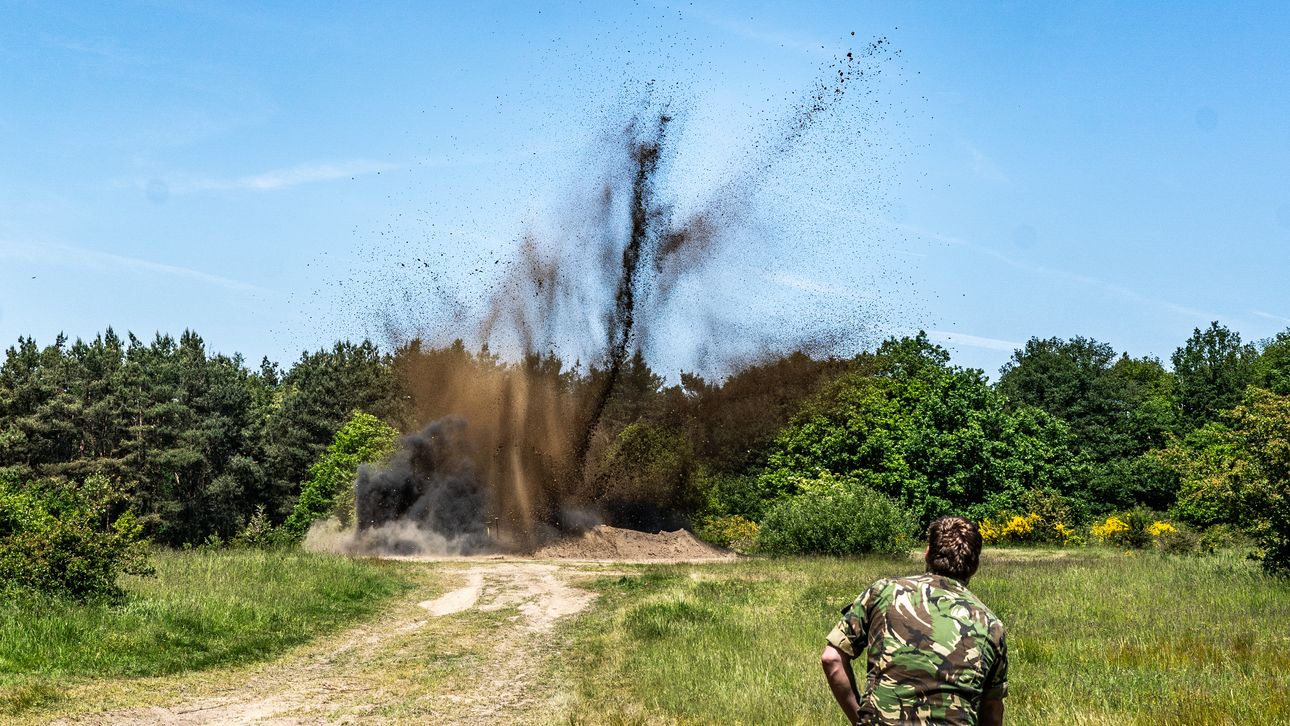 Duizend bommen en granaten : mee met de EOD | Panorama