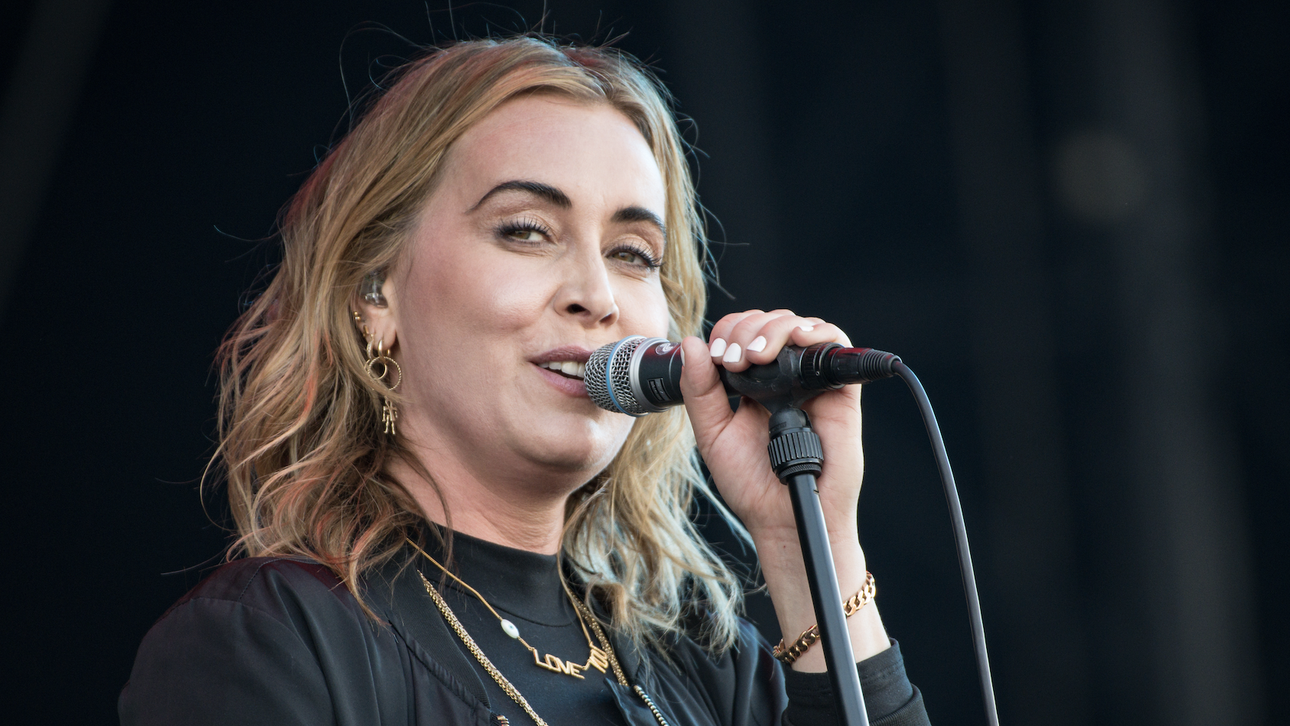 Anouk deelt sneer uit naar Johan Derksen | Grazia