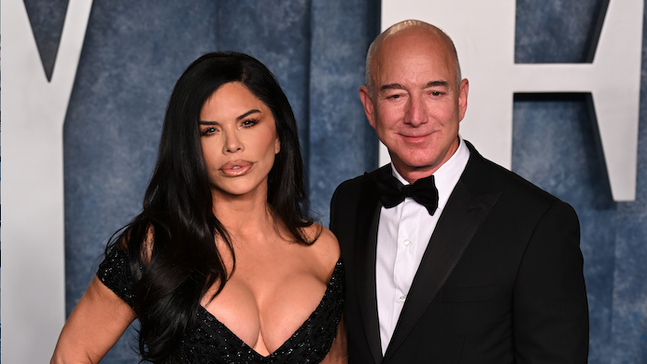 Jeff Bezos voor het eerst samen met vriendin aan boord van 127 meter lange superjacht gespot ...