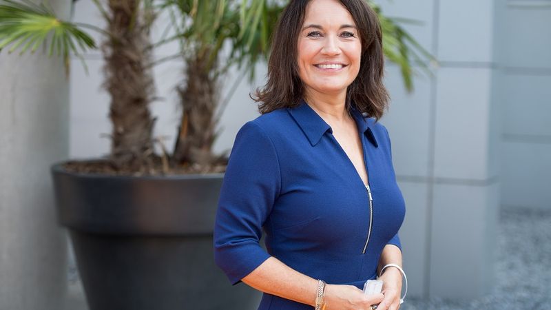 ‘Dione durft zich steeds vrouwelijker en sterker te kleden’ | Nouveau