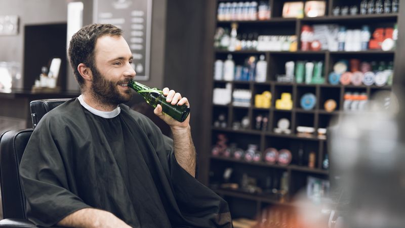 Nieuwe plannen: straks ook alcohol drinken bij winkels, kappers ...