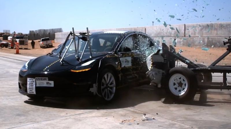 VIDEO. Tesla Model 3 crasht als de beste | Autobahn
