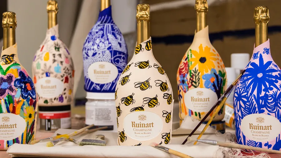 Een uniek design van kunstenaar B.D Graft op de second skin van Ruinart ...