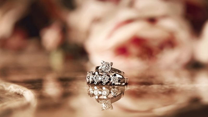 Zo maak je een diamanten ring weer blinkend schoon | Beau Monde
