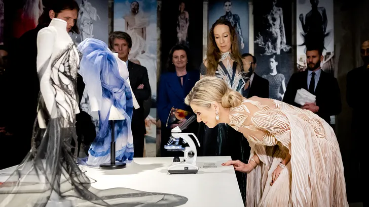 Koningin Máxima over Iris van Herpen: 'In haar werk komen zóveel facetten samen' | Nouveau