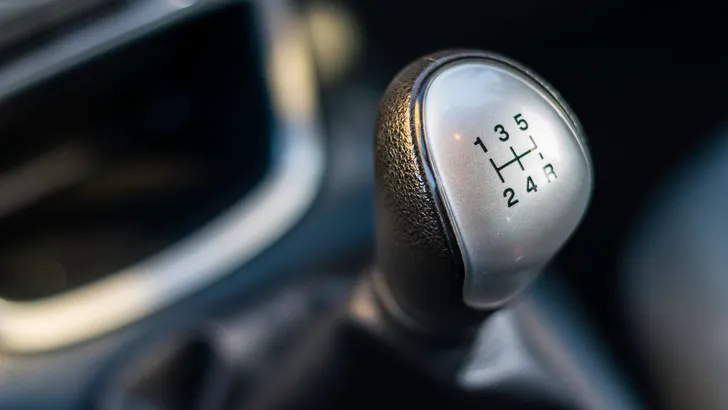 Wat er daadwerkelijk gebeurt als je jouw auto tijdens het rijden ...