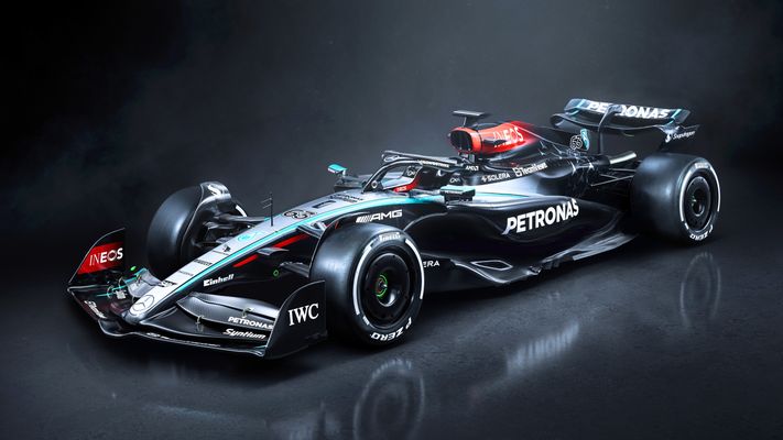 Mercedes presenteert tweekleurige W15 | Autobahn