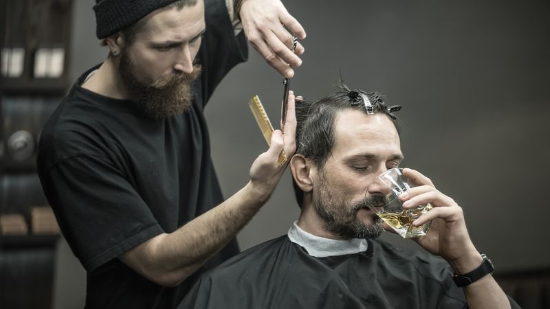 Wordt blurring straks de standaard? Bier en whisky bij de kapper | Panorama