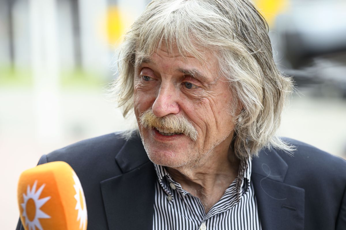 Johan Derksen over vrouwelijke tafelgast: 'Vliegen bromvliegen uit d’r ...