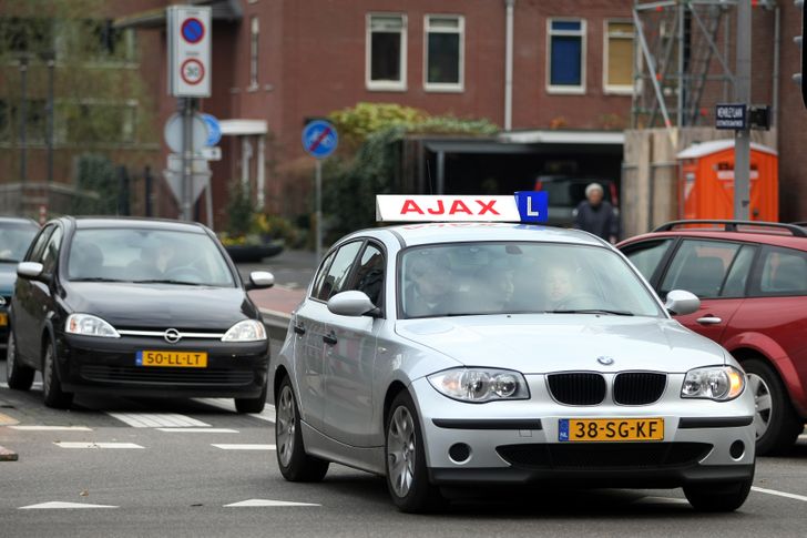 Lesauto scheurt politie voorbij met 154 kilometer per uur | Autobahn