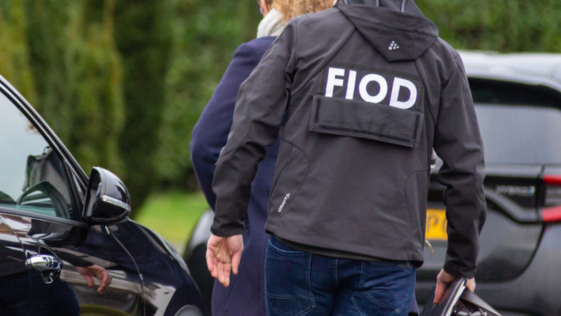 FIOD neemt behoorlijk aantal luxe auto's en 900.000 euro in beslag bij ...