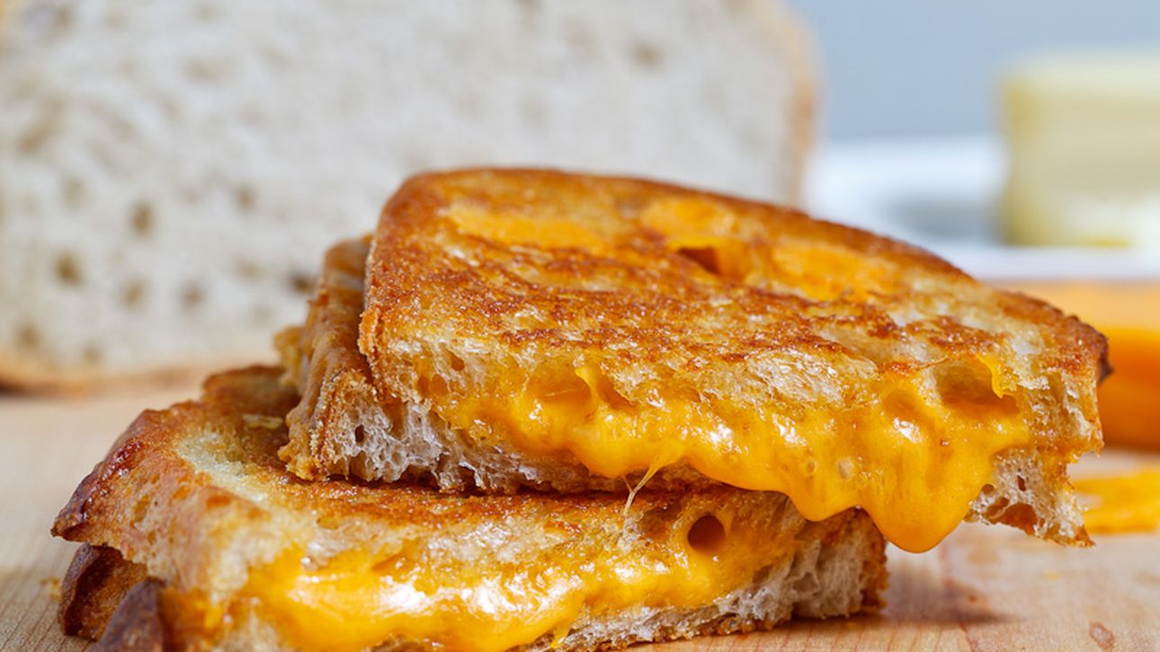 10 Fases waar je doorheen gaat als je een tosti eet | Upcoming