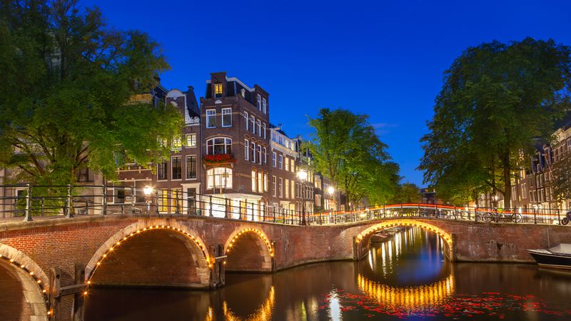 'In de nacht zijn de grachten van niemand en kan iedereen de grachten ...