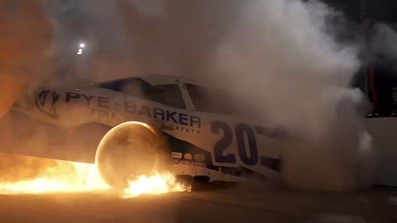 VIDEO: NASCAR-coureur doet letterlijke burnout | Autobahn