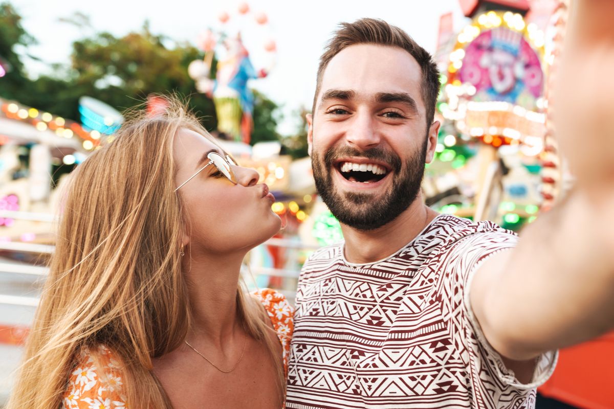 Van oogcontact tot andere non-verbale signalen: zo merk je of een man ...