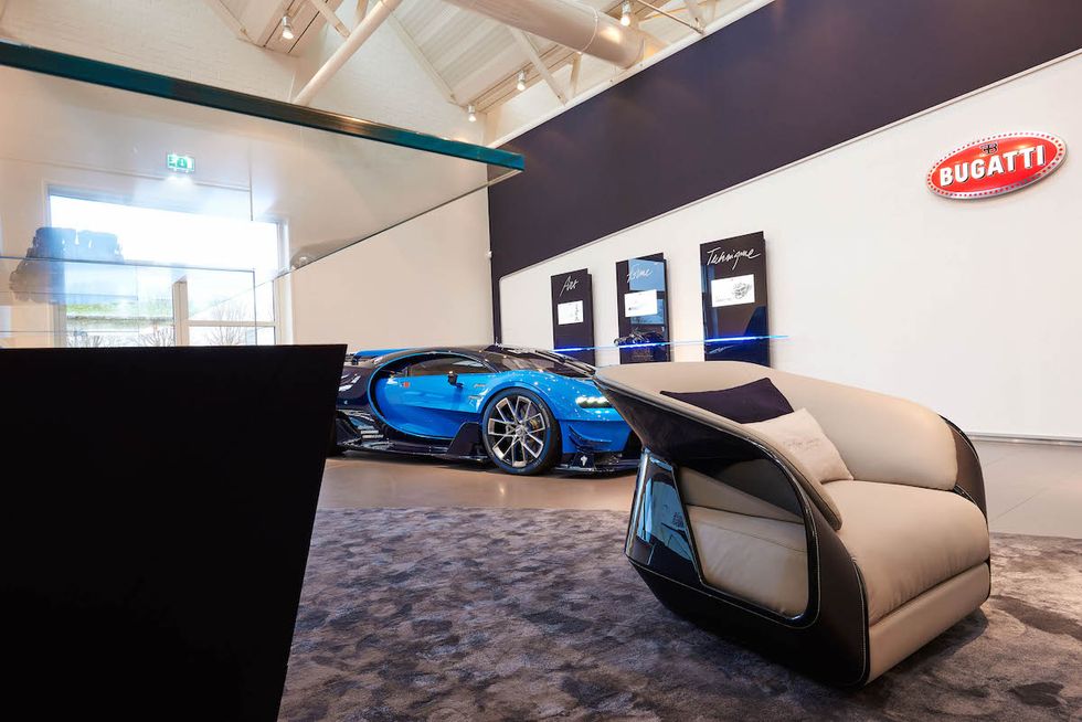 FOTO'S: de Nederlandse dealer van Bugatti's in Leusden | Autobahn