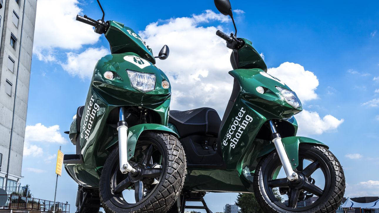 Felyx sprinkelt elektrische scooters over Rotterdam en Amsterdam | Autobahn