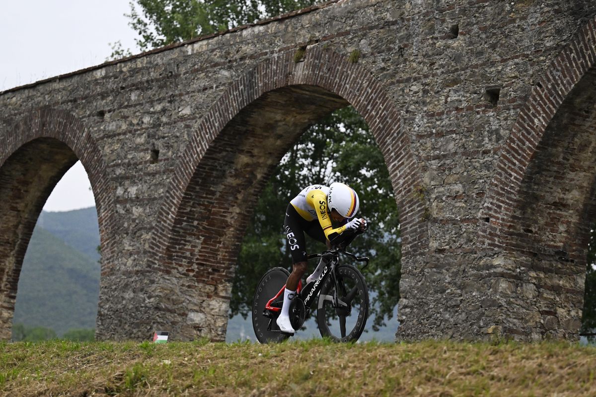 🎥 Flinke smak! Hierdoor reed Egan Bernal een tegenvallende tijdrit in ...
