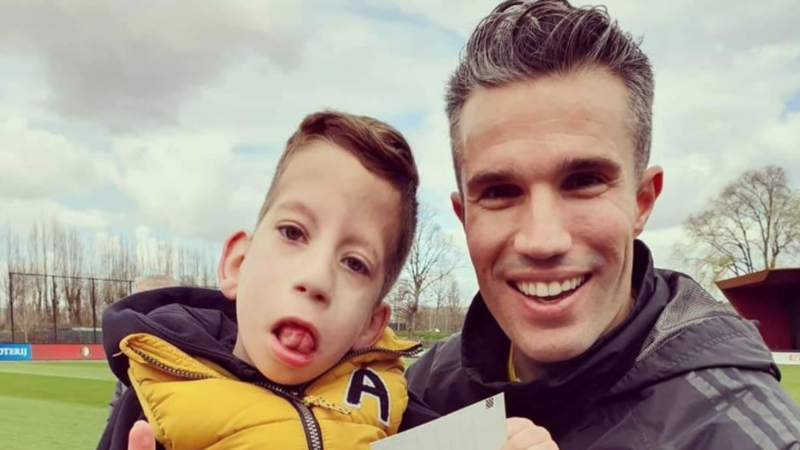 Smelt... Robin van Persie toont aan dat hij de liefste man ter wereld ...
