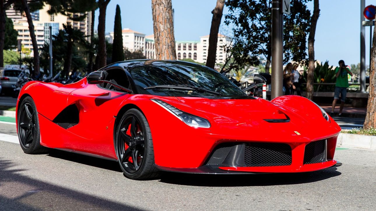 Een dure sportauto rijden: dit zijn de bijkomende kosten naast de ...