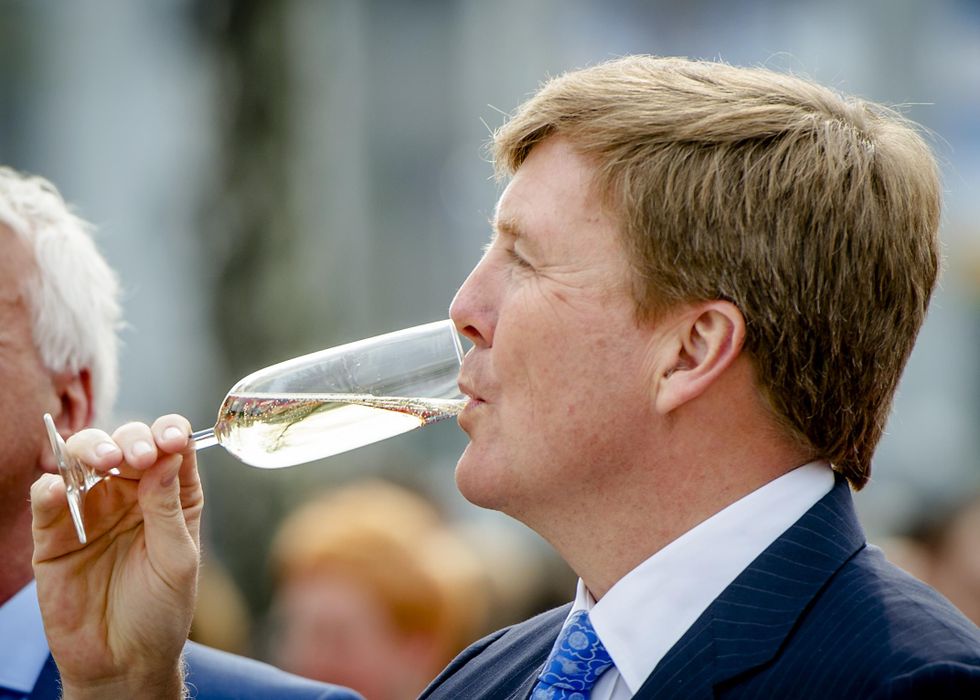 7 Fases van dronkenschap die elke Nederlander meemaakt op Koningsdag ...