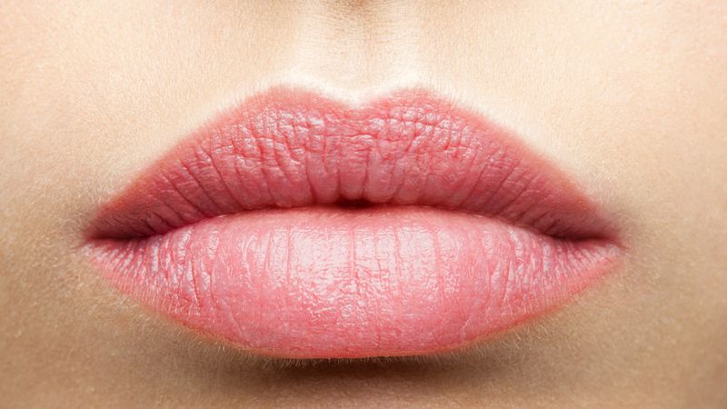 Dít dagelijkse product kan de oorzaak zijn van je droge lippen | Marie ...