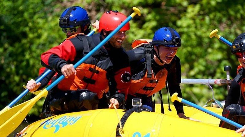 Raften, street art bekijken en poolen: Max Verstappen komt zijn tijd in ...