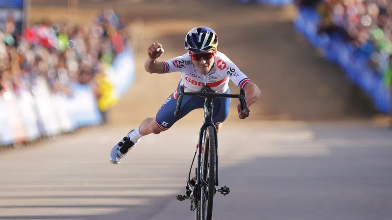 Prachtige beelden! Tom Pidcock doet interview in Nederlands: 'Ik ga ...