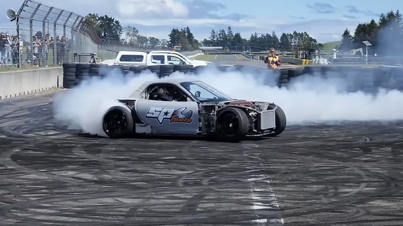 Verwen je trommelvliezen met deze gillende zes-rotor Mazda RX-7 | Autobahn