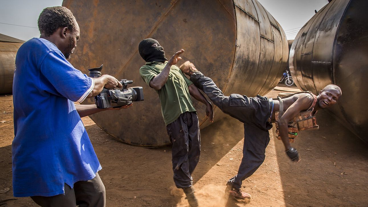 Geniale 'Tarantino van Afrika' maakt films voor 200 dollar | Nieuwe Revu