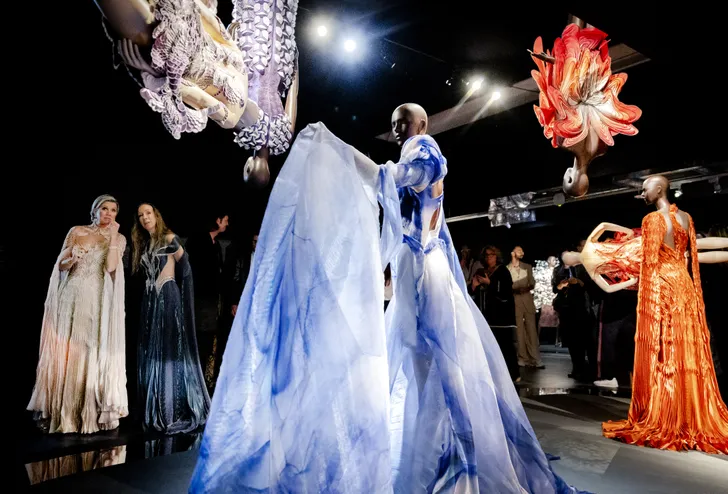 Koningin Máxima opent expositie over Iris van Herpen in Parijs | Nouveau