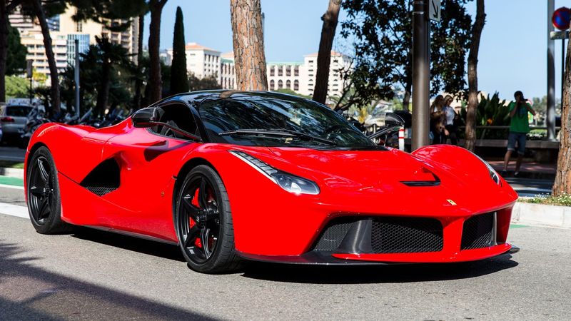 Een dure sportauto rijden: dit zijn de bijkomende kosten naast de ...